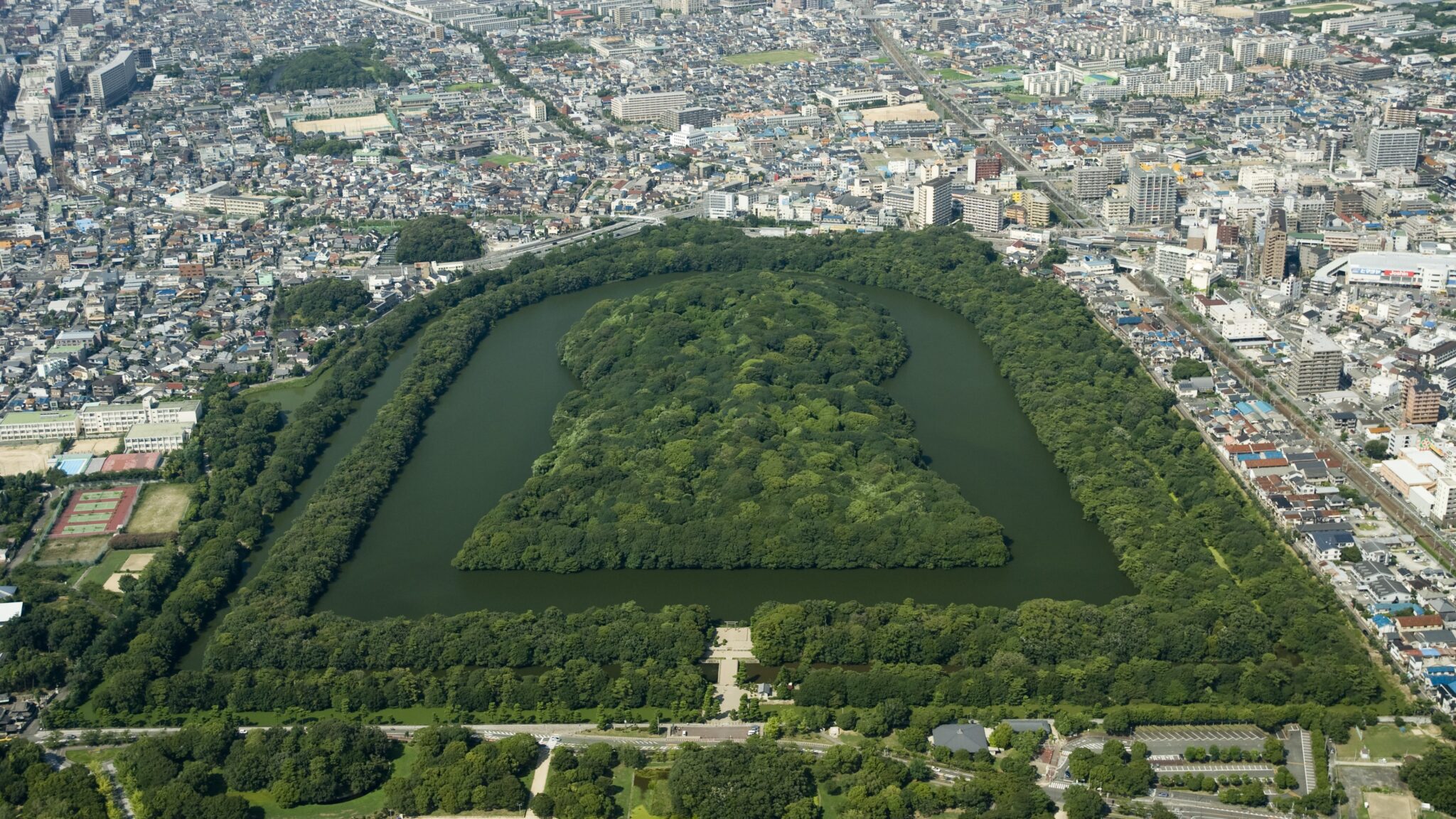Daisen Kofun, one of the world's three largest tombs along with King ...